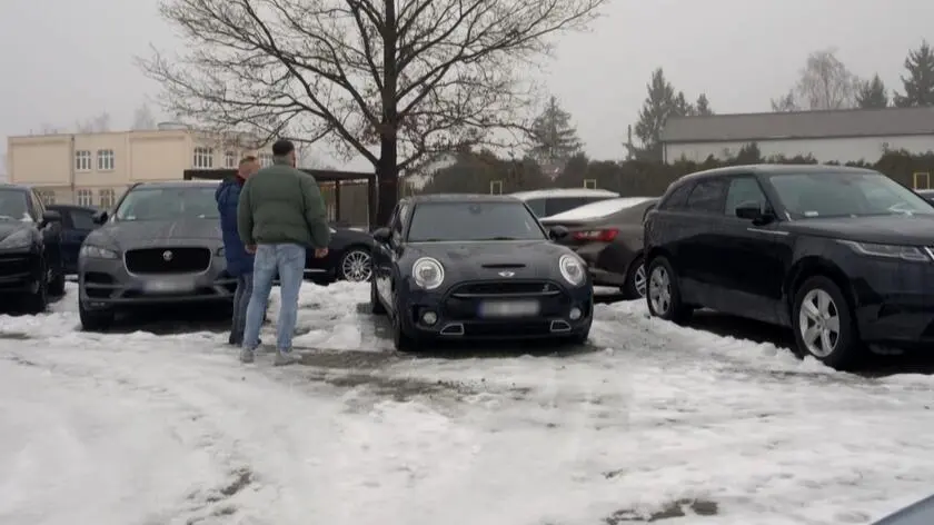 Zawodowi handlarze. Mini Cooper Clubman, Mercedes E63 AMG i BMW X5 - TVN