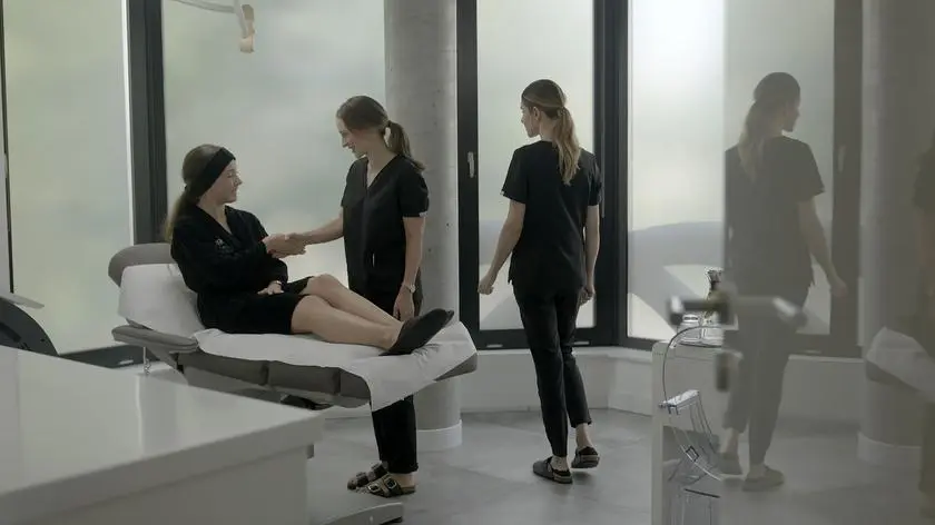 Anatomia piękna - 10. odcinek, podsumowanie. Narośl na uchu i walka z ...