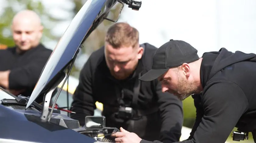 Mobilni mechanicy. Hamulce w ciężarówce, obroty w motocyklu i Toyota ...