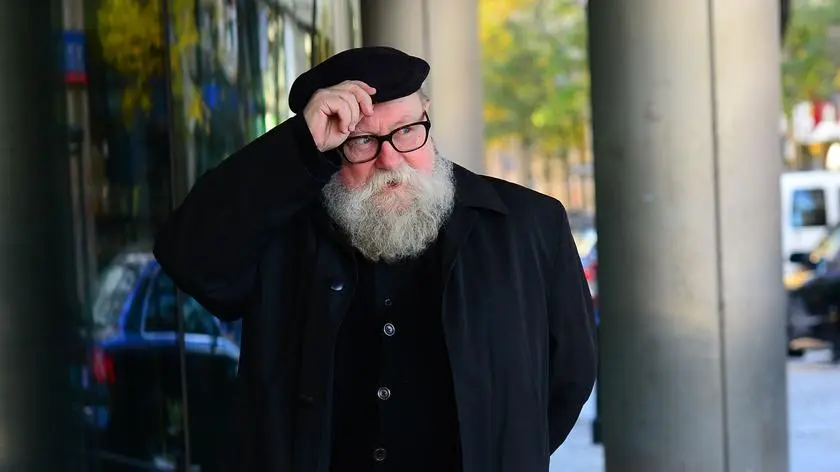 Prof. Jerzy Bralczyk miał wypadek samochodowy. Trafił do szpitala - TVN