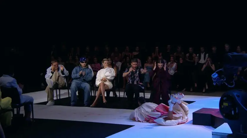 Top Model 14, odc. 6. Sara Anwar upadła na pokazie. Spadła z podestu - TVN