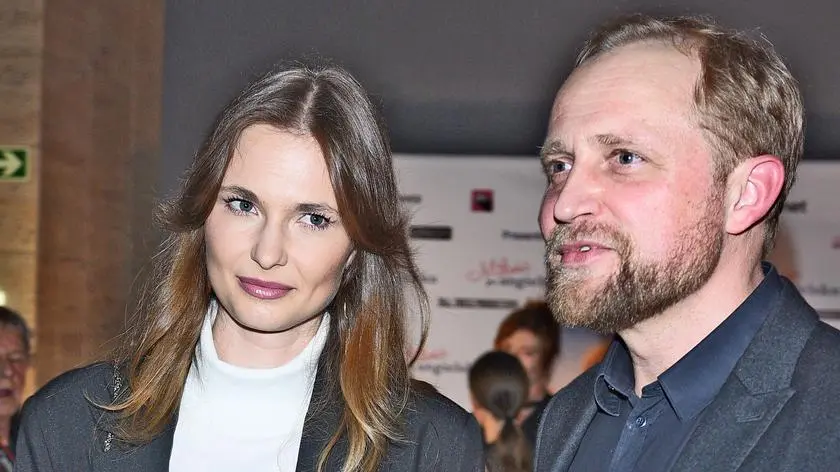 Karolina Szymczak i Piotr Adamczyk — historia miłości. Kim jest żona gwiazdora Listów do M.? - TVN