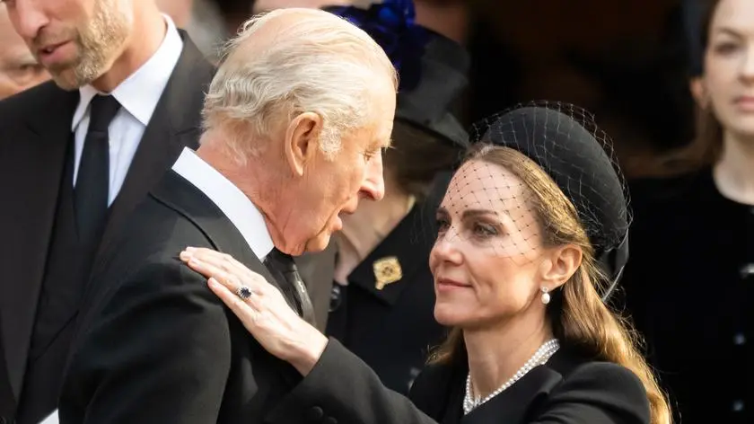 Gest księżnej Kate wobec Karola III na pogrzebie księżnej Kentu ...