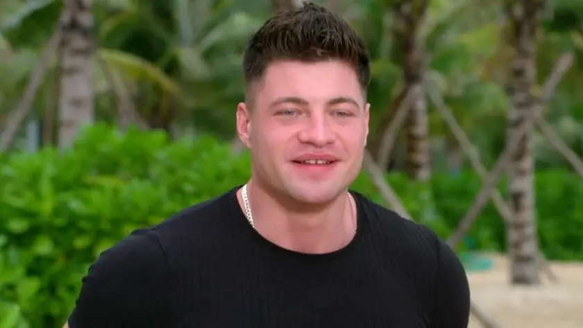 Bartek Pankowski urządza imprezę z uczestnikami Hotelu Paradise ...