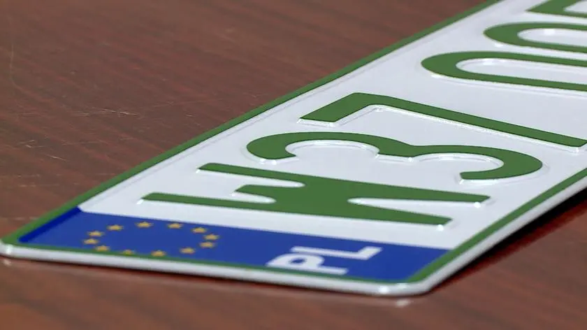 Zmiany w przepisach. Zielone tablice nie tylko dla nowych samochodów - TVN