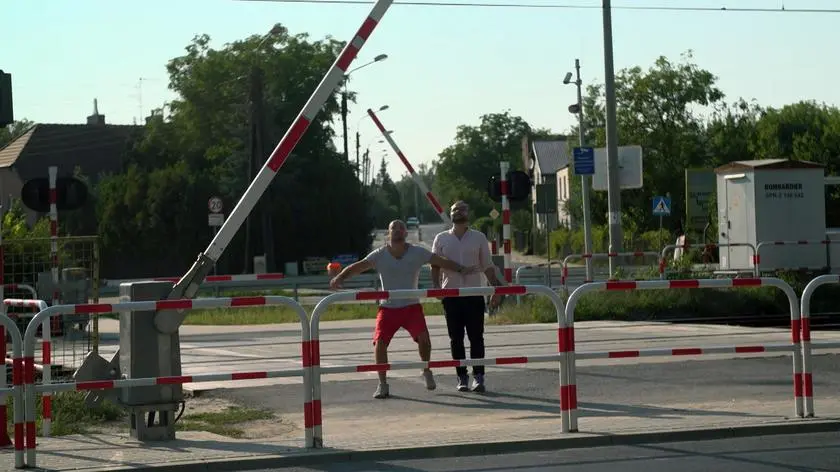 Kolejowy problem przejściowy i drogowy masaż ciała - TVN