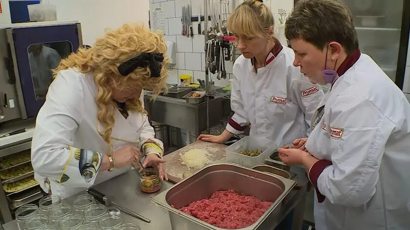 Dzięki tym składnikom przygotujesz pyszny tatar. Co dodaje do niego ...