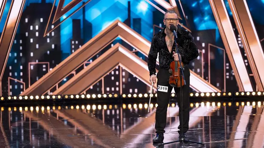 "Mam Talent!": Carlitos MAC wbił w fotel jurorów wykonaniem "Besame ...