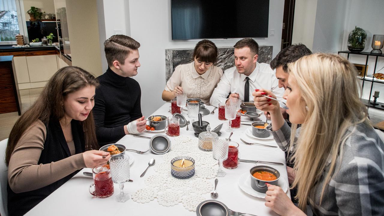 Ugotowani w parach: Klaudyna i Rafał zabrali gości w podróż do PRL-u - TVN